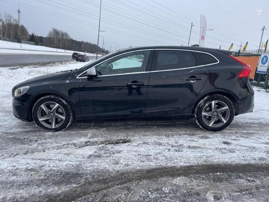 Black Volvo V40 2014 in Kaunas, with an engine capacity of 1.97 L and mileage of 268 thousand km for 5950 €, photo 16 on AUTOMOTO.COM.LV