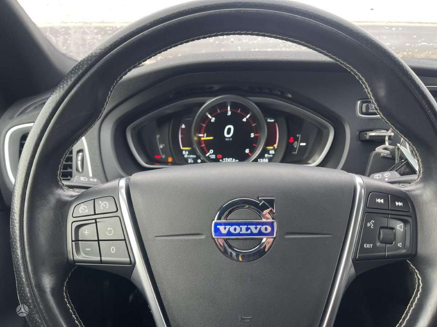 Black Volvo V40 2014 in Kaunas, with an engine capacity of 1.97 L and mileage of 268 thousand km for 5950 €, photo 19 on AUTOMOTO.COM.LV