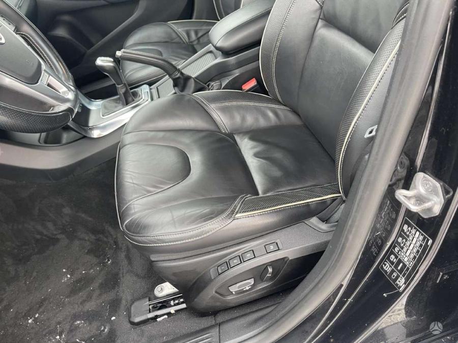 Black Volvo V40 2014 in Kaunas, with an engine capacity of 1.97 L and mileage of 268 thousand km for 5950 €, photo 24 on AUTOMOTO.COM.LV