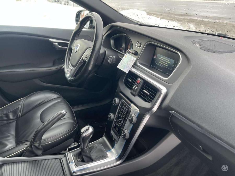 Black Volvo V40 2014 in Kaunas, with an engine capacity of 1.97 L and mileage of 268 thousand km for 5950 €, photo 30 on AUTOMOTO.COM.LV