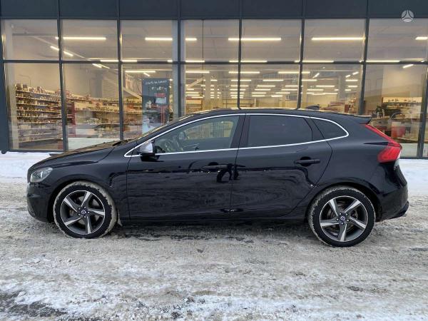 Melns Volvo V40 2014 Viļņa, ar dzinēja tilpumu 1.98 L un nobraukumu 232 tūkst. km par 8650 €, foto 2 vietnē AUTOMOTO.COM.LV