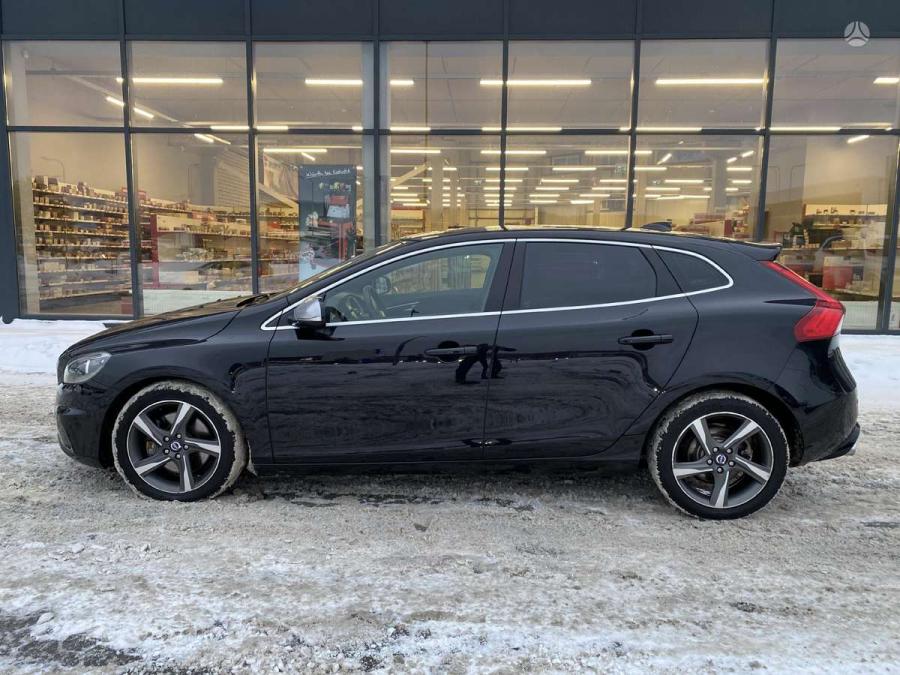 Black Volvo V40 2014 in Vilnius, with an engine capacity of 1.98 L and mileage of 232 thousand km for 8650 €, photo 2 on AUTOMOTO.COM.LV