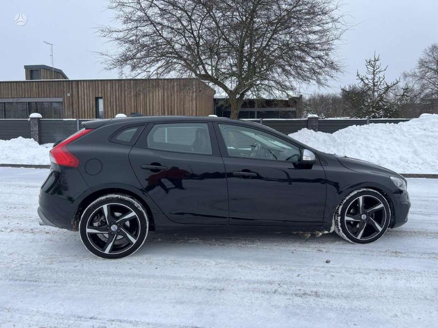 Black Volvo V40 2014 in Siauliai, with an engine capacity of 1.56 L and mileage of 130 thousand km for 7350 €, photo 6 on AUTOMOTO.COM.LV