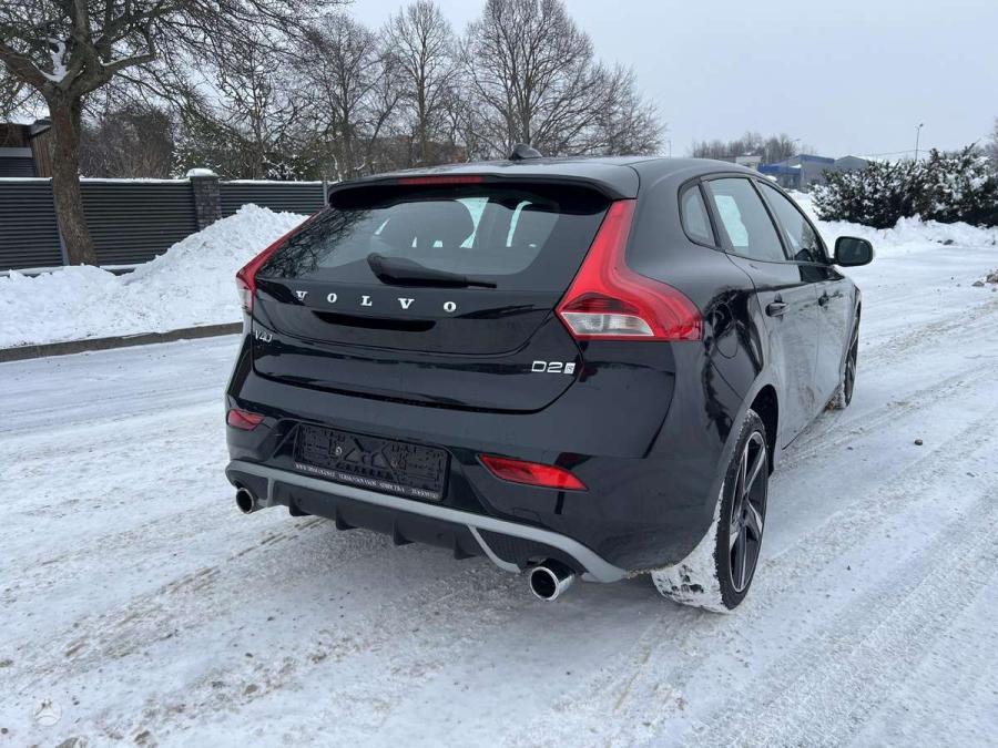 Black Volvo V40 2014 in Siauliai, with an engine capacity of 1.56 L and mileage of 130 thousand km for 7350 €, photo 7 on AUTOMOTO.COM.LV