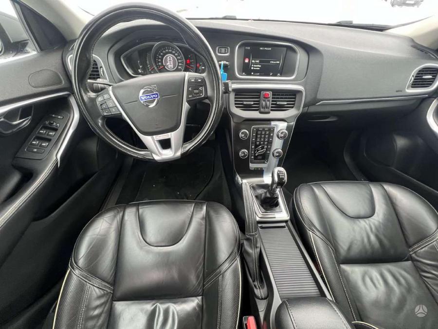 Black Volvo V40 2014 in Siauliai, with an engine capacity of 1.56 L and mileage of 130 thousand km for 7350 €, photo 11 on AUTOMOTO.COM.LV