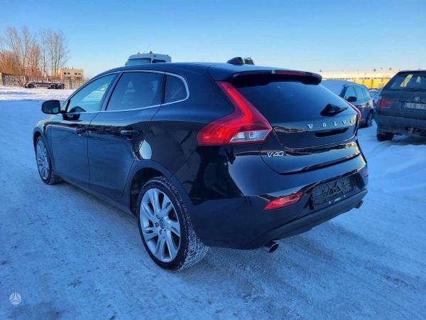 Melns Volvo V40 2014 Alīta, ar dzinēja tilpumu 2.00 L un nobraukumu 274 tūkst. km par 5700 €, foto 2 vietnē AUTOMOTO.COM.LV