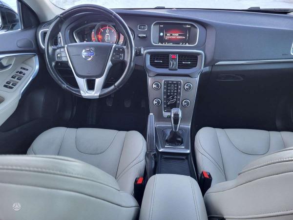 Melns Volvo V40 2014 Alīta, ar dzinēja tilpumu 2.00 L un nobraukumu 274 tūkst. km par 5700 €, foto 6 vietnē AUTOMOTO.COM.LV