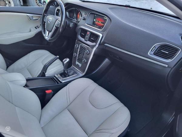 Melns Volvo V40 2014 Alīta, ar dzinēja tilpumu 2.00 L un nobraukumu 274 tūkst. km par 5700 €, foto 7 vietnē AUTOMOTO.COM.LV