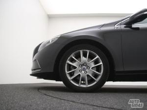 Melns Volvo V40 2014 Viļņa, ar dzinēja tilpumu 2.00 L un nobraukumu 174 tūkst. km par 8499 €, foto 28 vietnē AUTOMOTO.COM.LV