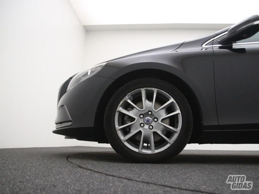 Melns Volvo V40 2014 Viļņa, ar dzinēja tilpumu 2.00 L un nobraukumu 174 tūkst. km par 8499 €, foto 28 vietnē AUTOMOTO.COM.LV