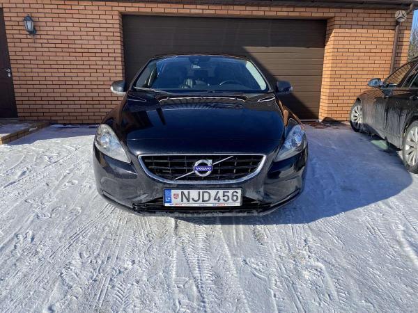 Black Volvo V40 2014 in Kaunas, with an engine capacity of 1.56 L and mileage of 270 thousand km for 4500 €, photo 3 on AUTOMOTO.COM.LV