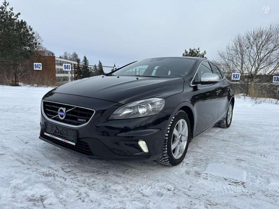 Black Volvo V40 2014 in Alytus, with an engine capacity of 1.98 L and mileage of 270 thousand km for 6950 €, photo 1 on AUTOMOTO.COM.LV