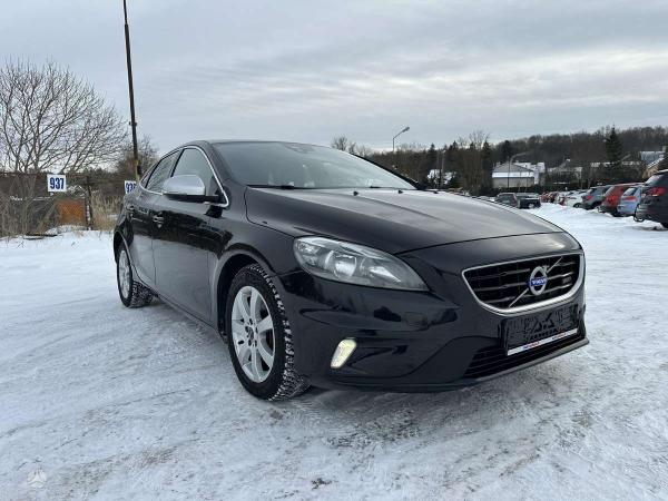 Melns Volvo V40 2014 Alīta, ar dzinēja tilpumu 1.98 L un nobraukumu 270 tūkst. km par 6950 €, foto 3 vietnē AUTOMOTO.COM.LV
