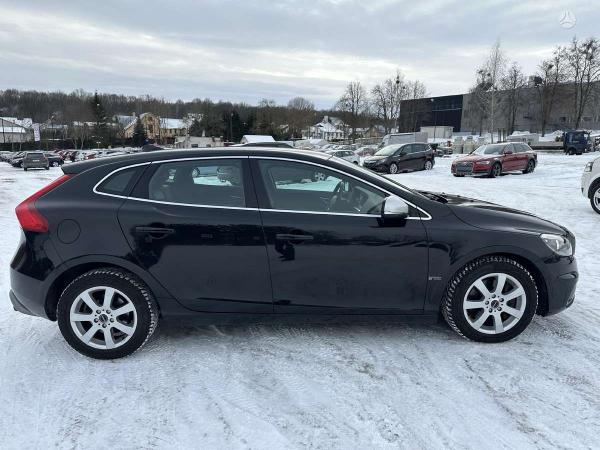 Melns Volvo V40 2014 Alīta, ar dzinēja tilpumu 1.98 L un nobraukumu 270 tūkst. km par 6950 €, foto 4 vietnē AUTOMOTO.COM.LV