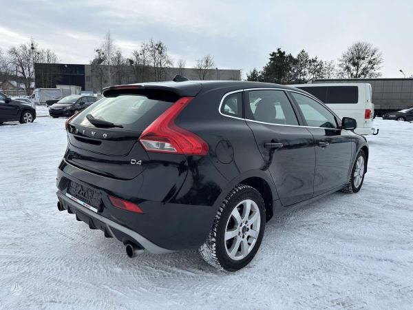 Melns Volvo V40 2014 Alīta, ar dzinēja tilpumu 1.98 L un nobraukumu 270 tūkst. km par 6950 €, foto 5 vietnē AUTOMOTO.COM.LV