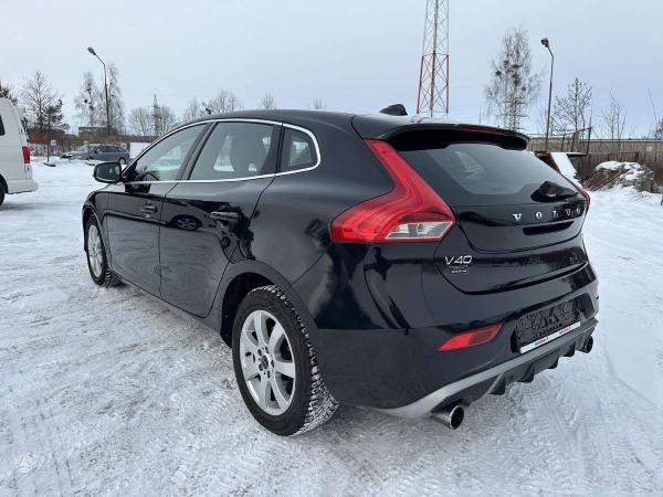 Melns Volvo V40 2014 Alīta, ar dzinēja tilpumu 1.98 L un nobraukumu 270 tūkst. km par 6950 €, foto 7 vietnē AUTOMOTO.COM.LV