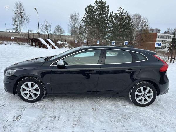 Melns Volvo V40 2014 Alīta, ar dzinēja tilpumu 1.98 L un nobraukumu 270 tūkst. km par 6950 €, foto 8 vietnē AUTOMOTO.COM.LV