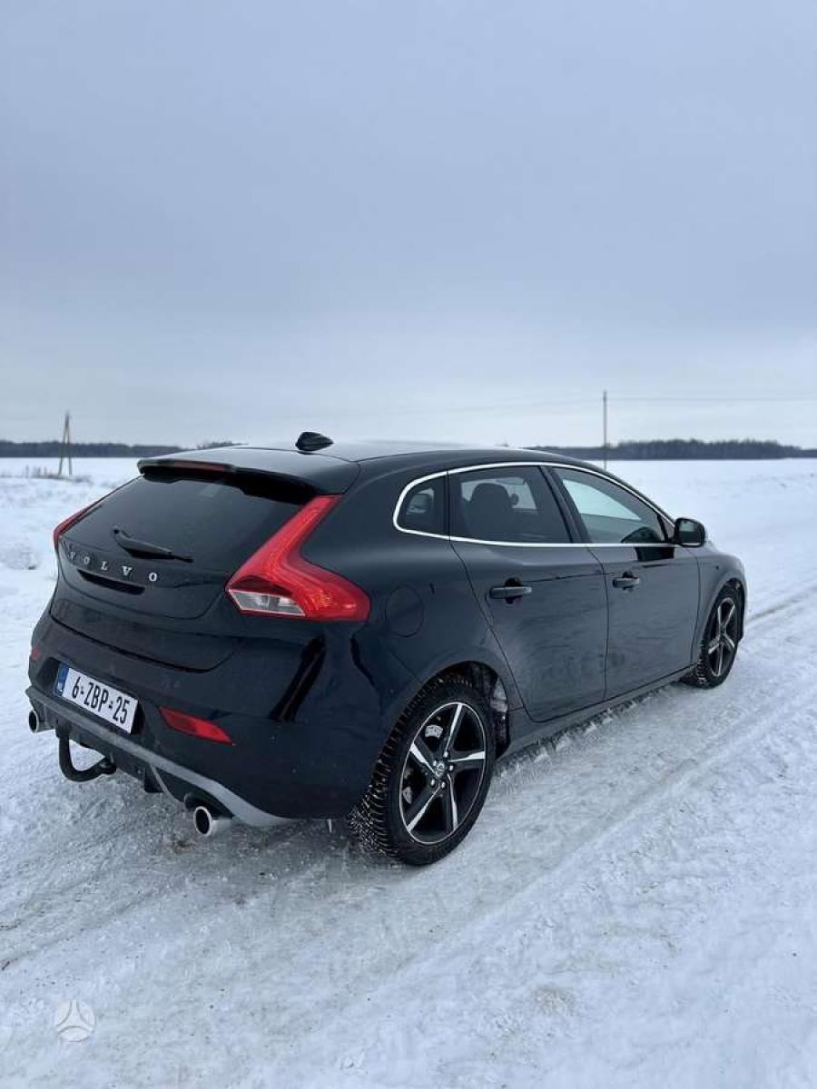 Black Volvo V40 2014 in Taurage, with an engine capacity of 1.98 L and mileage of 286 thousand km for 7800 €, photo 4 on AUTOMOTO.COM.LV