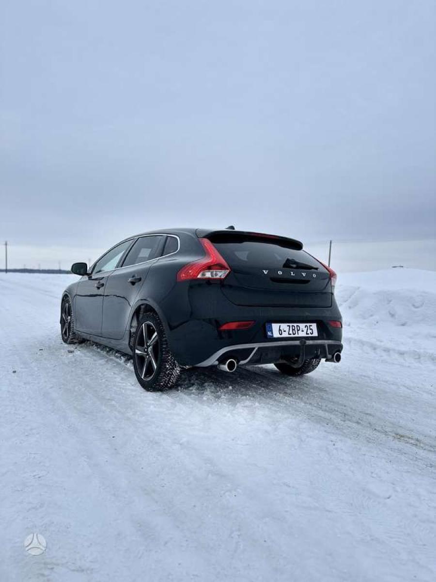 Black Volvo V40 2014 in Taurage, with an engine capacity of 1.98 L and mileage of 286 thousand km for 7800 €, photo 5 on AUTOMOTO.COM.LV