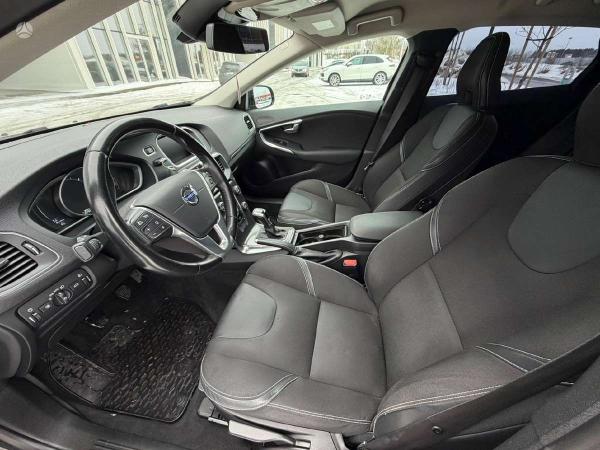 Black Volvo V40 2014 in Vilnius, with an engine capacity of 1.97 L and mileage of 257 thousand km for 6800 €, photo 8 on AUTOMOTO.COM.LV