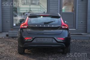 Black Volvo V40 2014 in Liepaja, with an engine capacity of 1.60 L and mileage of 274 thousand km for 5950 €, photo 3 on AUTOMOTO.COM.LV