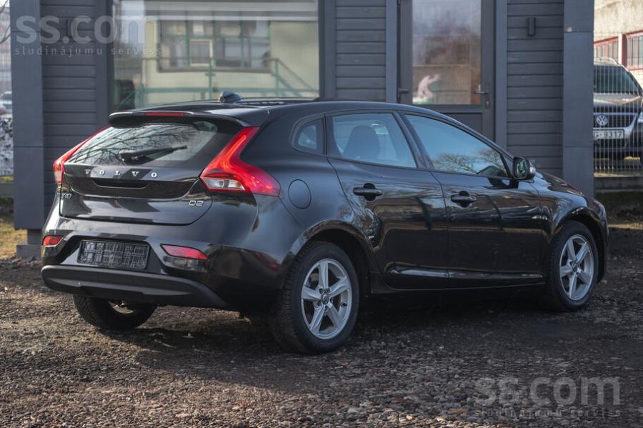 Black Volvo V40 2014 in Liepaja, with an engine capacity of 1.60 L and mileage of 274 thousand km for 5950 €, photo 4 on AUTOMOTO.COM.LV