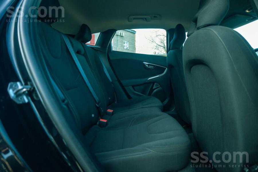 Black Volvo V40 2014 in Liepaja, with an engine capacity of 1.60 L and mileage of 274 thousand km for 5950 €, photo 12 on AUTOMOTO.COM.LV