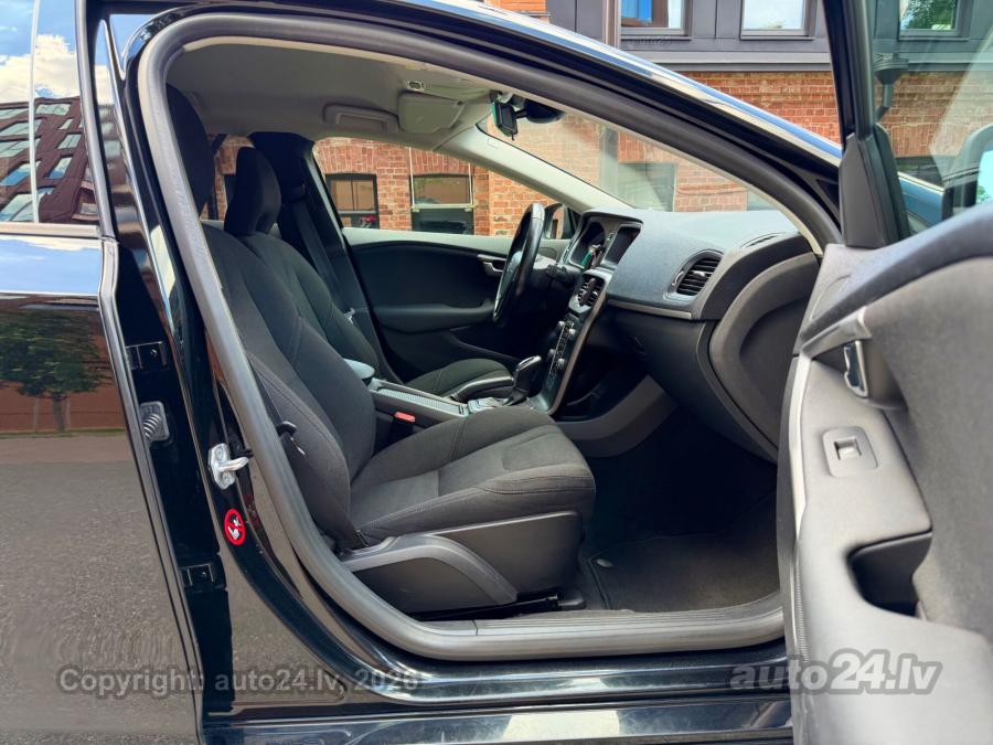 Melns Volvo V40 2014 Tallina, ar dzinēja tilpumu 1.60 L un nobraukumu 194 tūkst. km par 6999 €, foto 10 vietnē AUTOMOTO.COM.LV