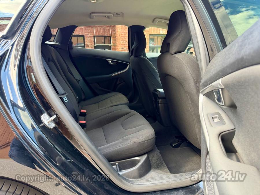 Melns Volvo V40 2014 Tallina, ar dzinēja tilpumu 1.60 L un nobraukumu 194 tūkst. km par 6999 €, foto 25 vietnē AUTOMOTO.COM.LV