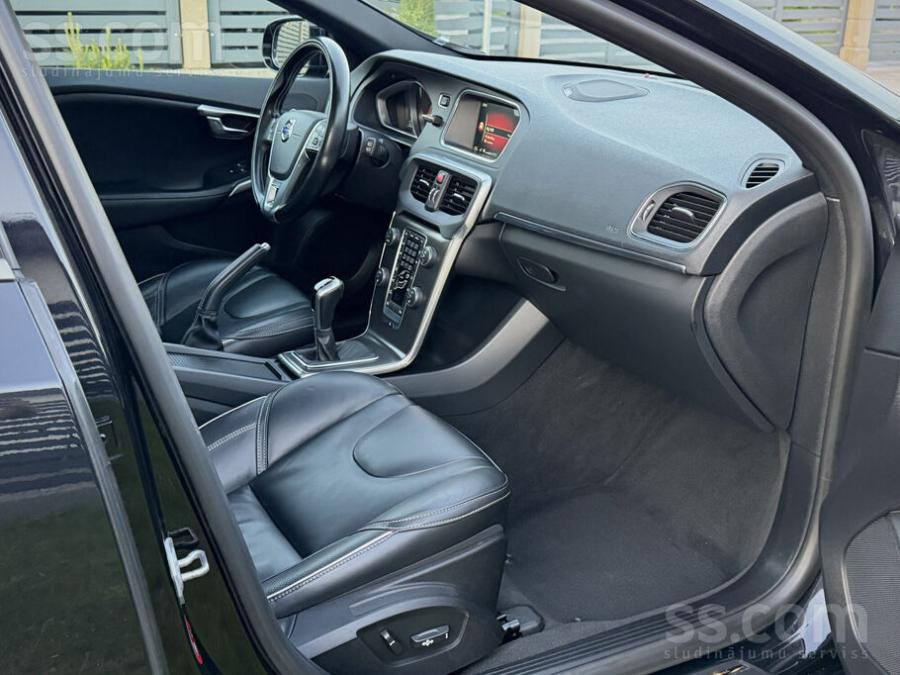 Melns Volvo V40 2014 Jelgava, ar dzinēja tilpumu 2.00 L un nobraukumu 314 tūkst. km par 7200 €, foto 12 vietnē AUTOMOTO.COM.LV