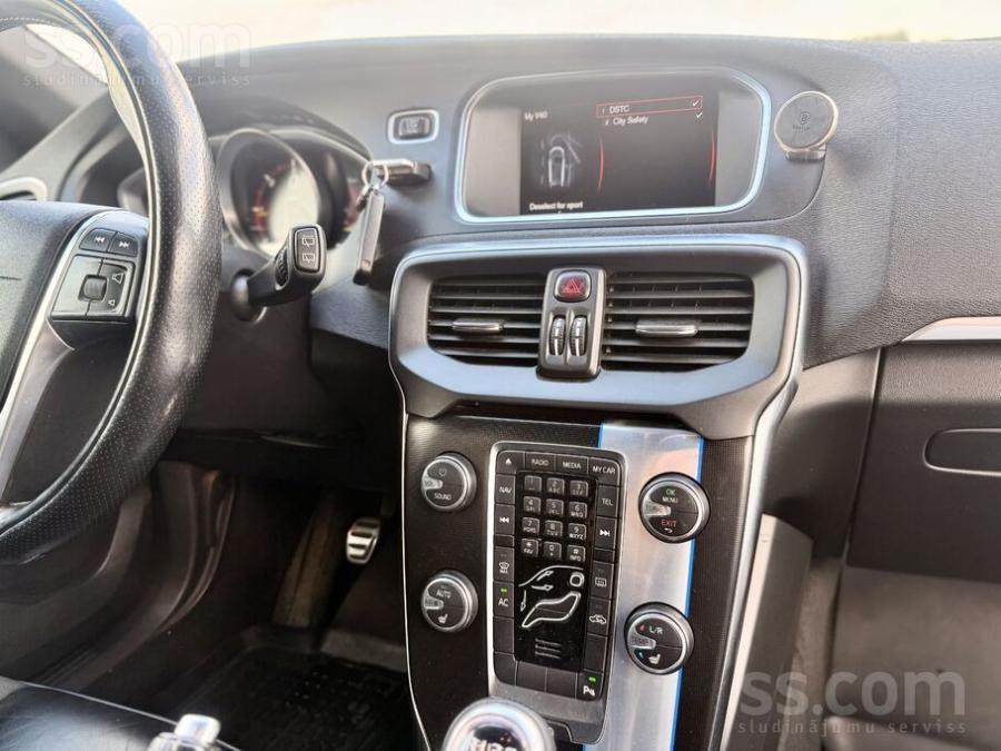 Melns Volvo V40 2014 Ogre, ar dzinēja tilpumu 1.60 L un nobraukumu 326 tūkst. km par 4750 €, foto 9 vietnē AUTOMOTO.COM.LV