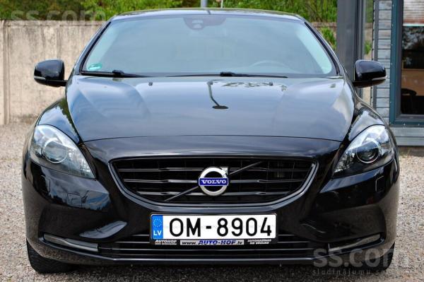 Black Volvo V40 2014 in Tukums, with an engine capacity of 1.60 L and mileage of 240 thousand km for 6900 €, photo 3 on AUTOMOTO.COM.LV