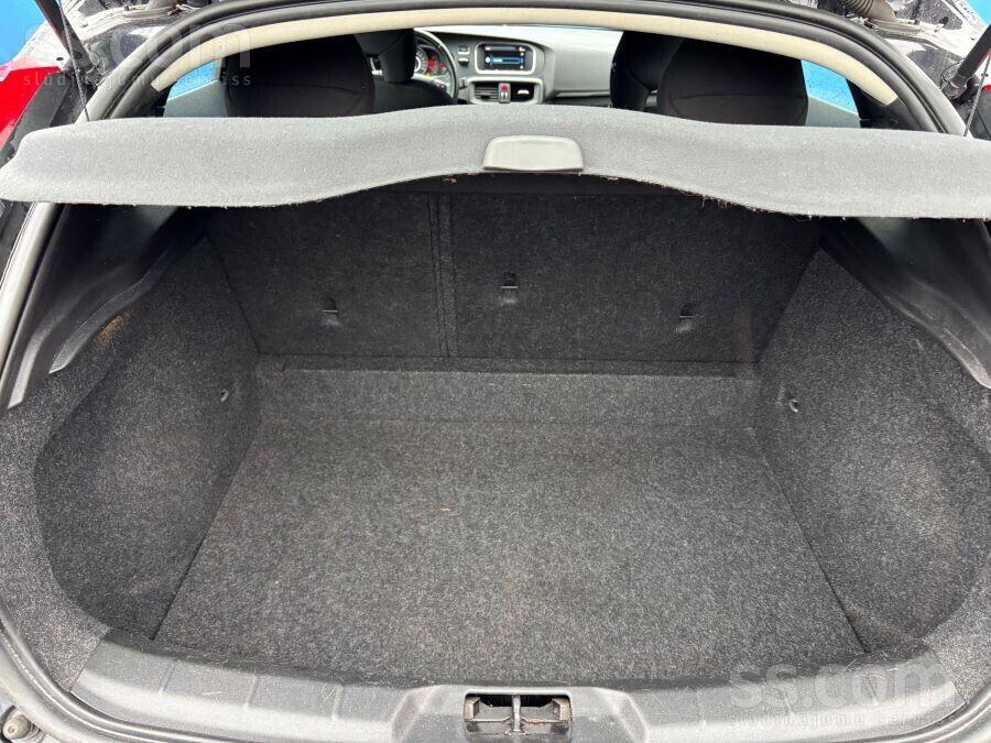 Black Volvo V40 2014 in Riga, with an engine capacity of 1.60 L and mileage of 197 thousand km for 6450 €, photo 9 on AUTOMOTO.COM.LV