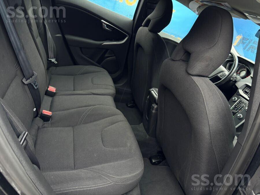 Black Volvo V40 2014 in Riga, with an engine capacity of 1.60 L and mileage of 197 thousand km for 6450 €, photo 11 on AUTOMOTO.COM.LV