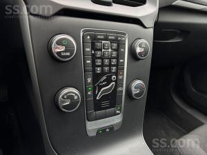 Black Volvo V40 2014 in Riga, with an engine capacity of 1.60 L and mileage of 197 thousand km for 6450 €, photo 12 on AUTOMOTO.COM.LV