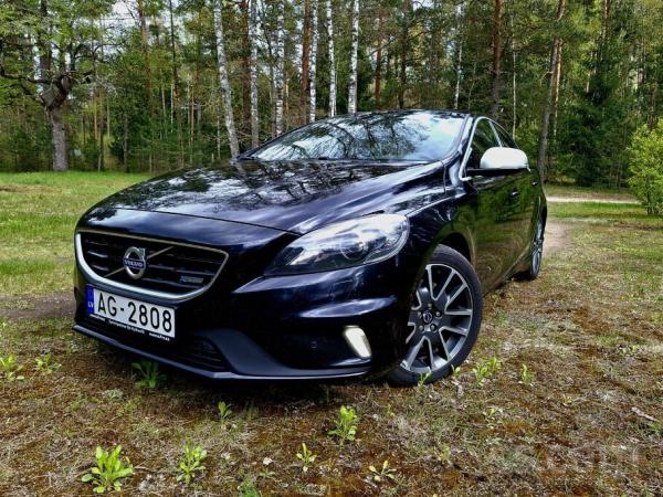 Black Volvo V40 2014 in Cesis, with an engine capacity of 2.00 L and mileage of 296 thousand km for 8150 €, photo 1 on AUTOMOTO.COM.LV