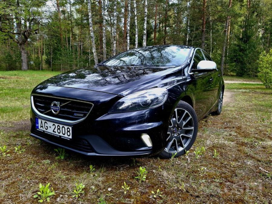 Melns Volvo V40 2014 Cēsis, ar dzinēja tilpumu 2.00 L un nobraukumu 296 tūkst. km par 8150 €, foto 1 vietnē AUTOMOTO.COM.LV
