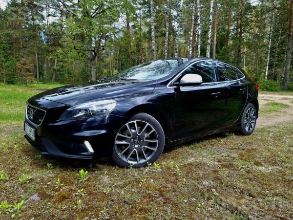 Black Volvo V40 2014 in Cesis, with an engine capacity of 2.00 L and mileage of 296 thousand km for 8150 €, photo 2 on AUTOMOTO.COM.LV