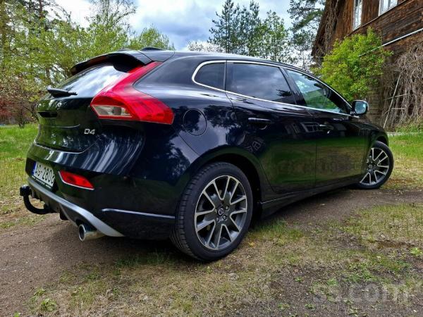 Black Volvo V40 2014 in Cesis, with an engine capacity of 2.00 L and mileage of 296 thousand km for 8150 €, photo 6 on AUTOMOTO.COM.LV