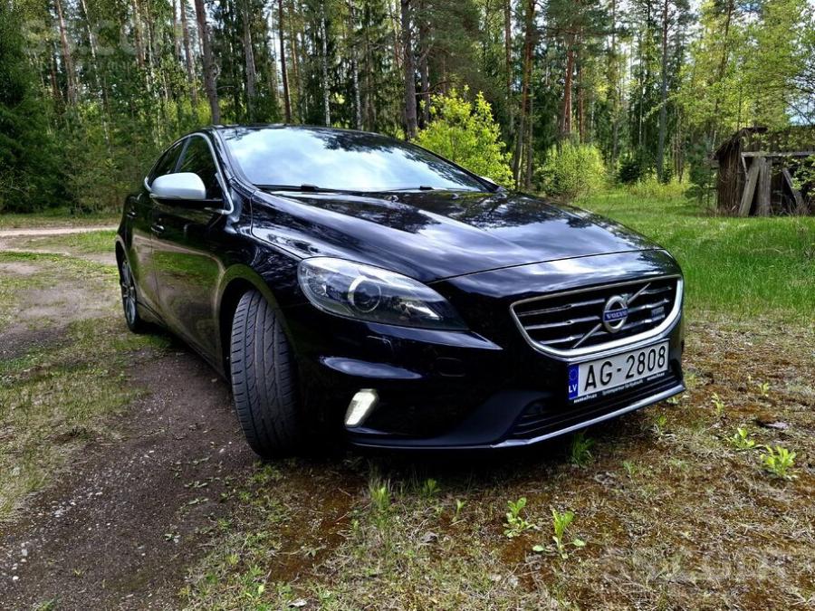 Melns Volvo V40 2014 Cēsis, ar dzinēja tilpumu 2.00 L un nobraukumu 296 tūkst. km par 8150 €, foto 9 vietnē AUTOMOTO.COM.LV