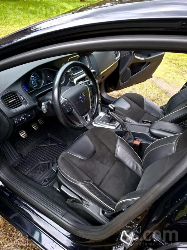 Black Volvo V40 2014 in Cesis, with an engine capacity of 2.00 L and mileage of 296 thousand km for 8150 €, photo 9 on AUTOMOTO.COM.LV