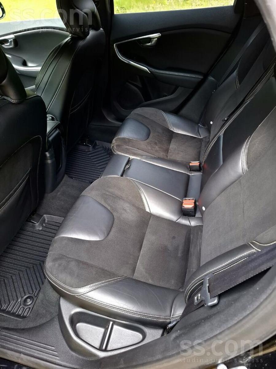 Melns Volvo V40 2014 Cēsis, ar dzinēja tilpumu 2.00 L un nobraukumu 296 tūkst. km par 8150 €, foto 13 vietnē AUTOMOTO.COM.LV
