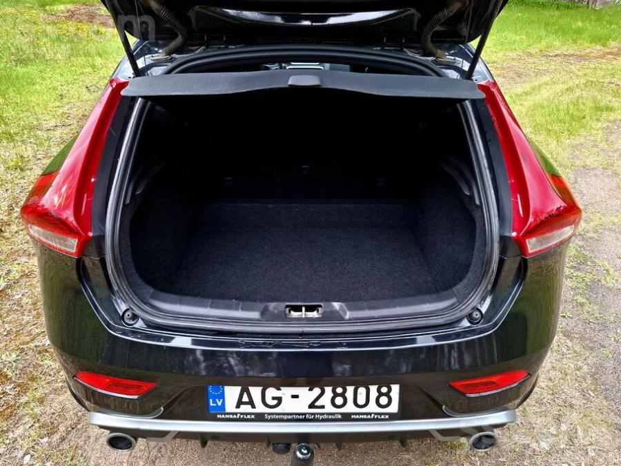 Melns Volvo V40 2014 Cēsis, ar dzinēja tilpumu 2.00 L un nobraukumu 296 tūkst. km par 8150 €, foto 15 vietnē AUTOMOTO.COM.LV