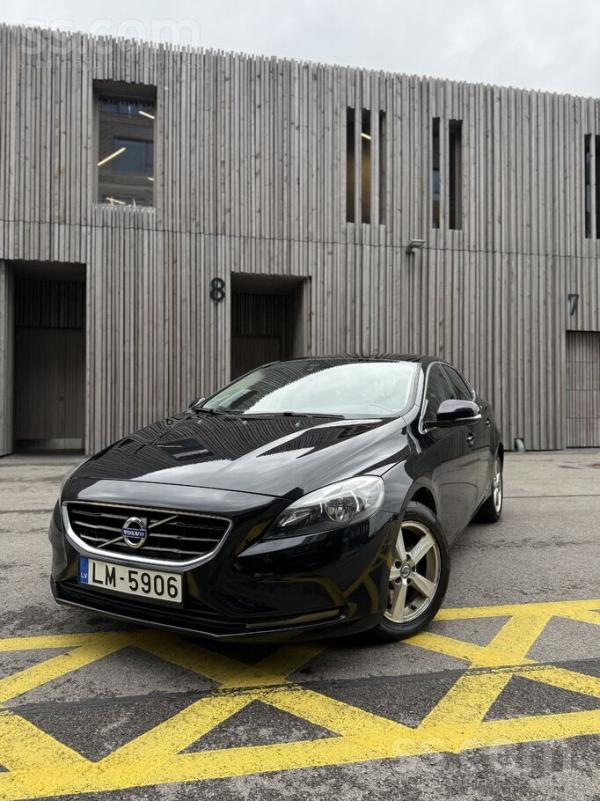 Melns Volvo V40 2014 Rīga, ar dzinēja tilpumu 2.00 L un nobraukumu 363 tūkst. km par 5700 €, foto 1 vietnē AUTOMOTO.COM.LV