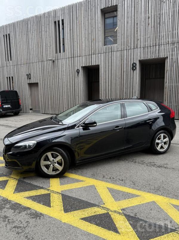 Melns Volvo V40 2014 Rīga, ar dzinēja tilpumu 2.00 L un nobraukumu 363 tūkst. km par 5700 €, foto 2 vietnē AUTOMOTO.COM.LV