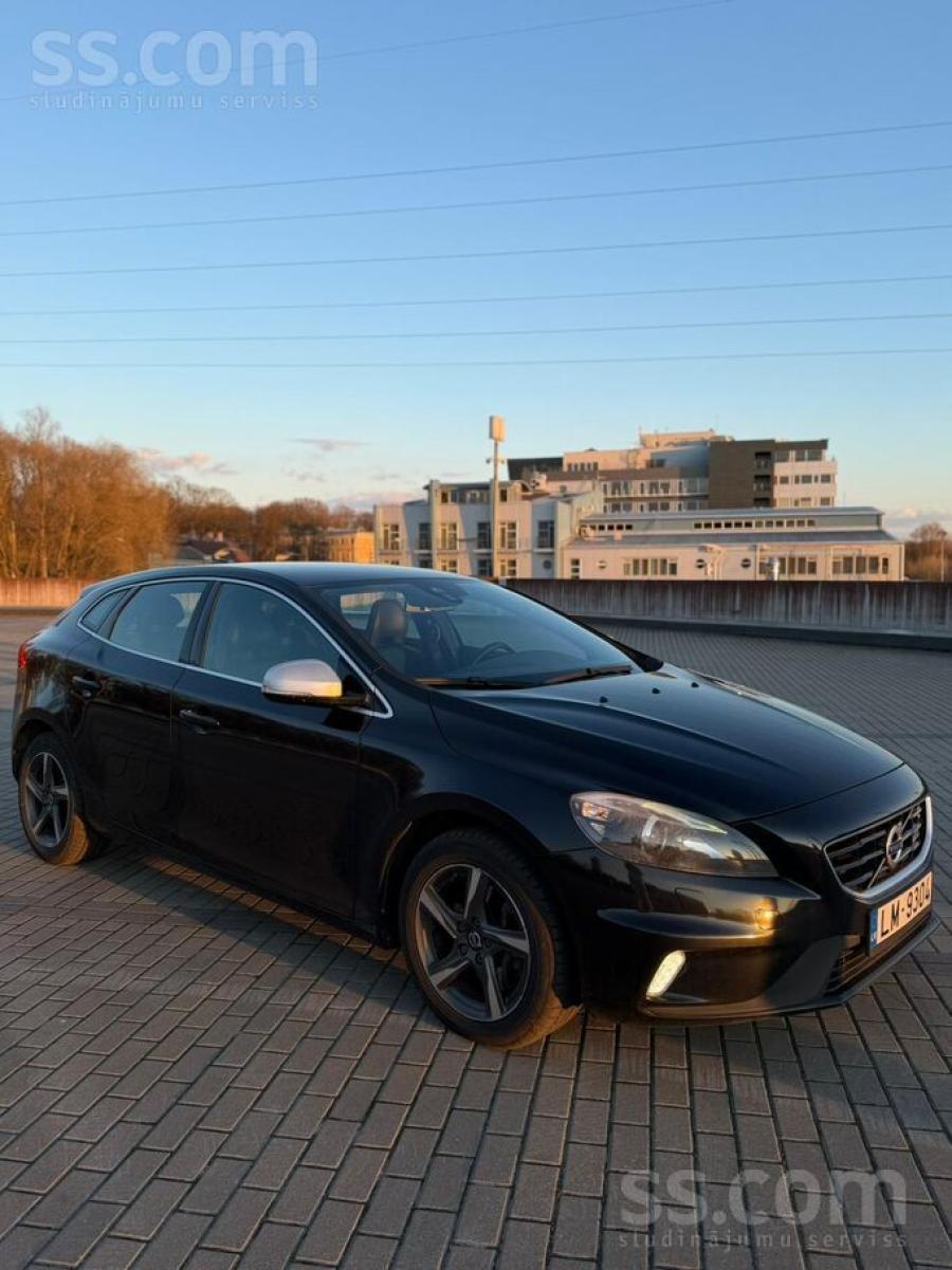 Black Volvo V40 2014 in Riga, with an engine capacity of 2.00 L and mileage of 300 thousand km for 5980 €, photo 3 on AUTOMOTO.COM.LV