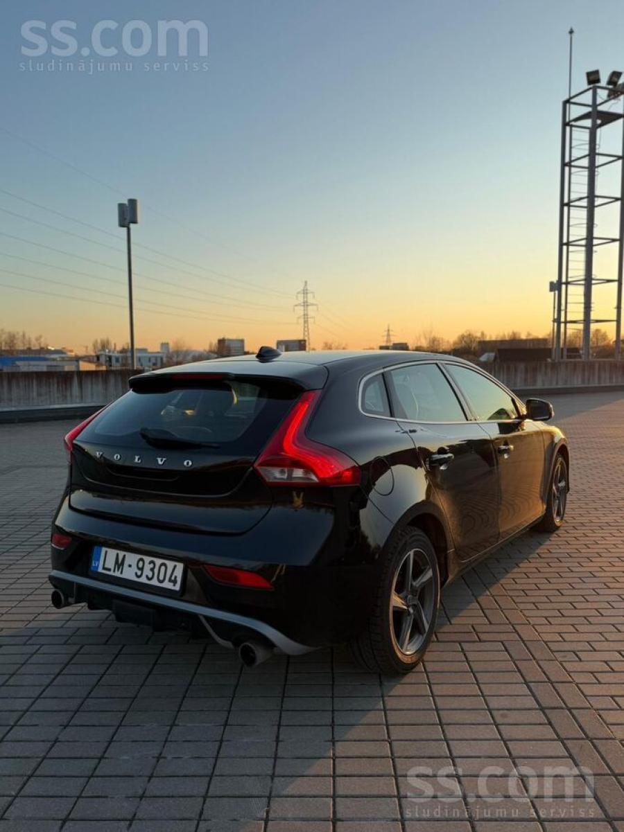 Black Volvo V40 2014 in Riga, with an engine capacity of 2.00 L and mileage of 300 thousand km for 5980 €, photo 4 on AUTOMOTO.COM.LV