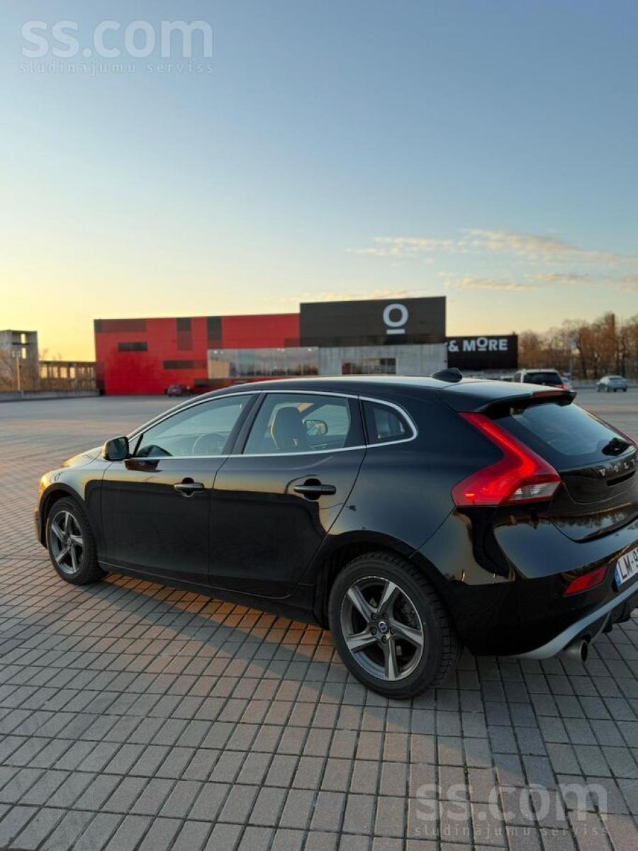 Black Volvo V40 2014 in Riga, with an engine capacity of 2.00 L and mileage of 300 thousand km for 5980 €, photo 5 on AUTOMOTO.COM.LV