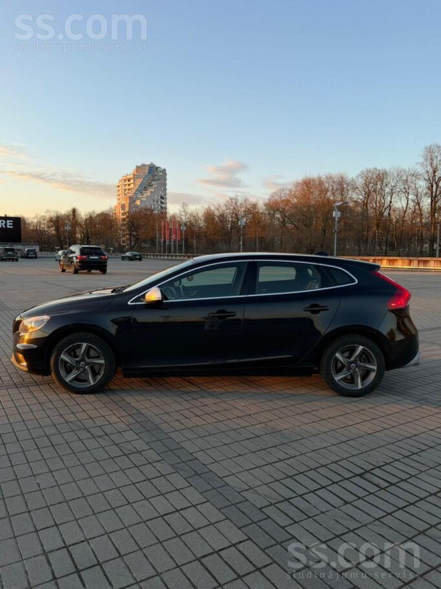 Black Volvo V40 2014 in Riga, with an engine capacity of 2.00 L and mileage of 300 thousand km for 5980 €, photo 6 on AUTOMOTO.COM.LV