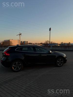 Black Volvo V40 2014 in Riga, with an engine capacity of 2.00 L and mileage of 300 thousand km for 5980 €, photo 7 on AUTOMOTO.COM.LV